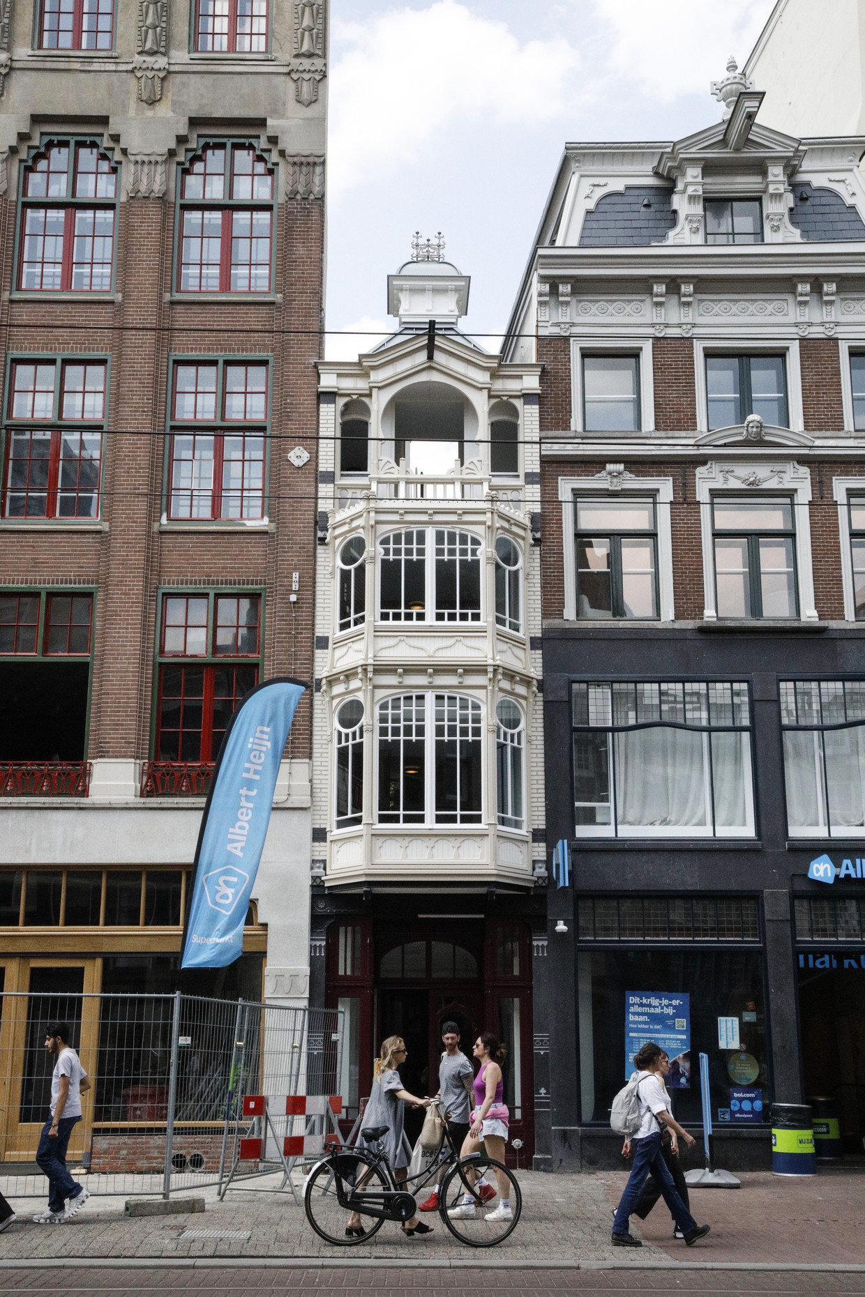 Amsterdammers valt het nauwelijks op: oude gevel op het Koningsplein ...