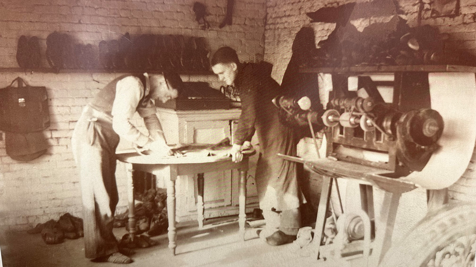 KEMPENSE KLEPPERS. Schoenmaker Luk (68) is een van de laatsten in zijn ...