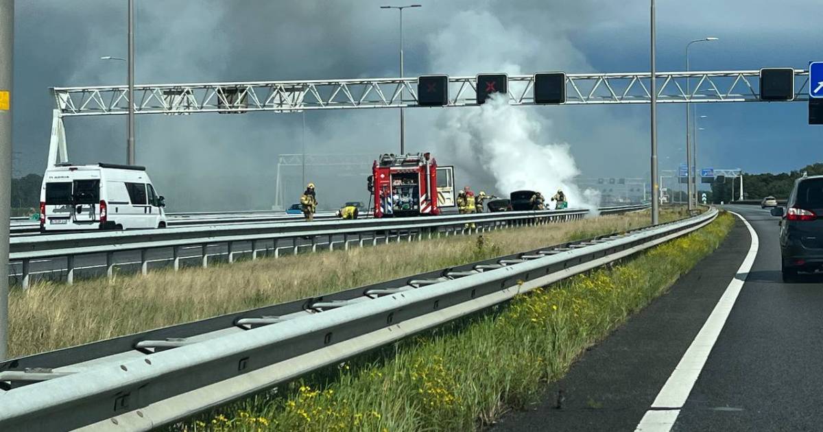 Auto vliegt in brand op A1 bij knooppunt Beekbergen, weg weer vrij | Apeldoorn | destentor.nl