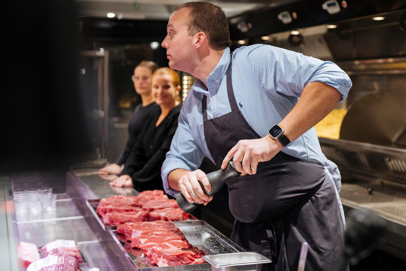 Friturist Derry brengt eerbetoon aan z’n overleden broer: “Voortaan ...