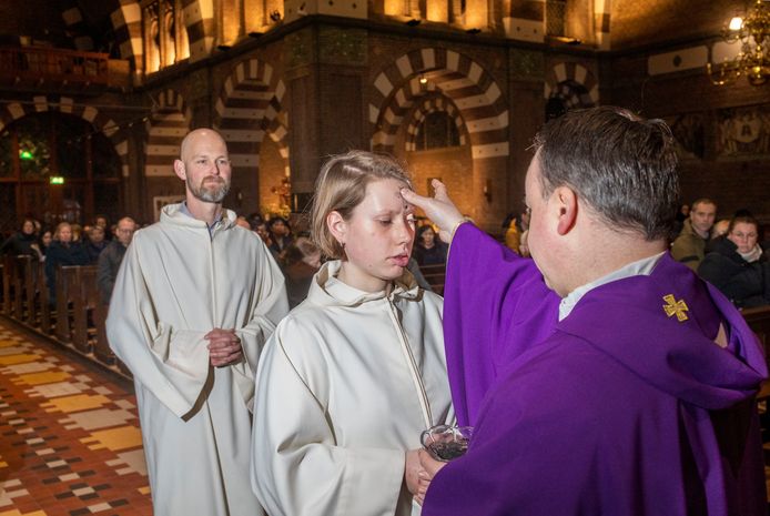 Met een askruisje op het voorhoofd beginnen Wageningse katholieken de ...