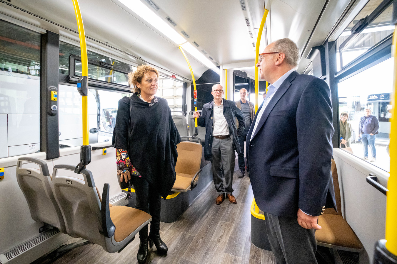 Hoog bezoek bij Van Hool: mobiliteitsminister Lydia Peeters maakt ... Hoog bezoek bij Van Hool: mobiliteitsminister Lydia Peeters maakt ...