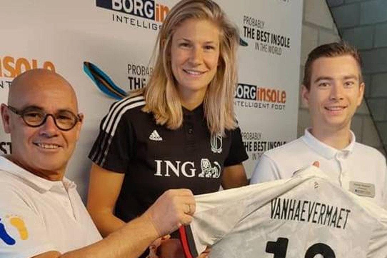 Vrouwelijke voetballers sporten al jaren met deze gigantische beperking ... Vrouwelijke voetballers sporten al jaren met deze gigantische beperking ...