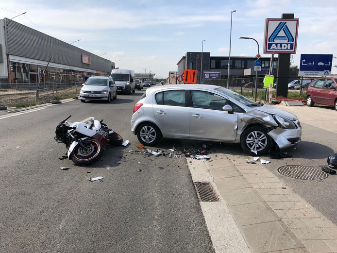 Bromfietser botst op afdraaiende auto | Antwerpen | hln.be