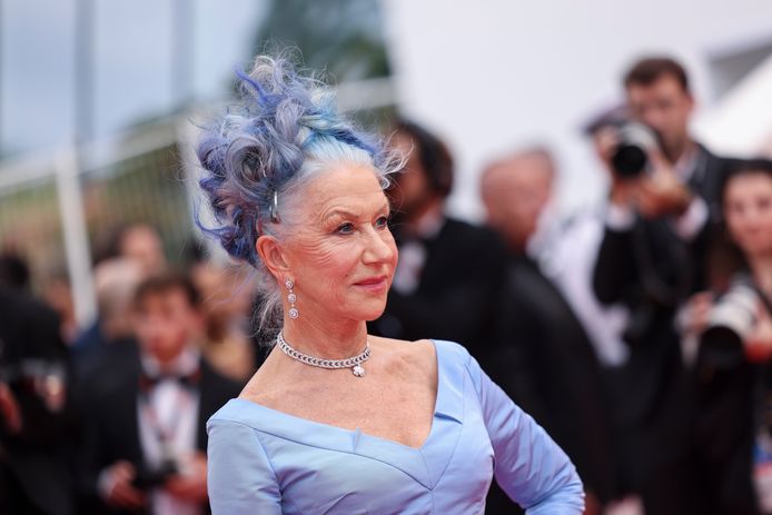 Fifty shades of blue: Helen Mirren verschijnt met felblauw haar op ...