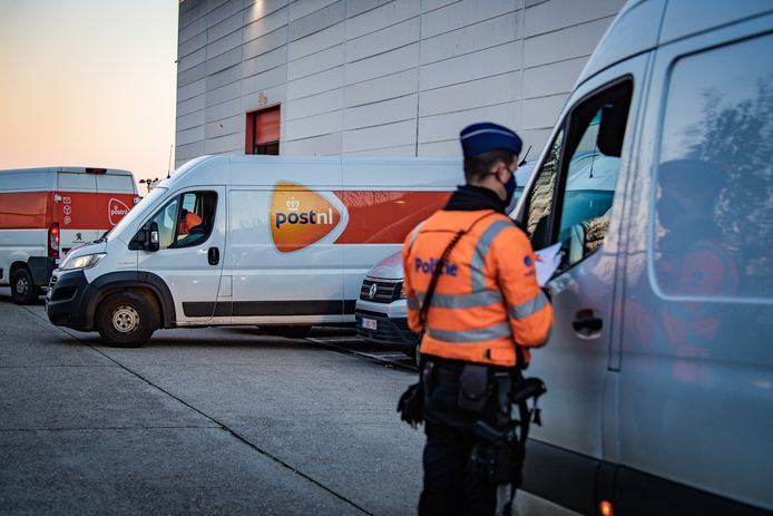 PostNL-depot in Wommelgem verzegeld na massale inval, pakjes van ...