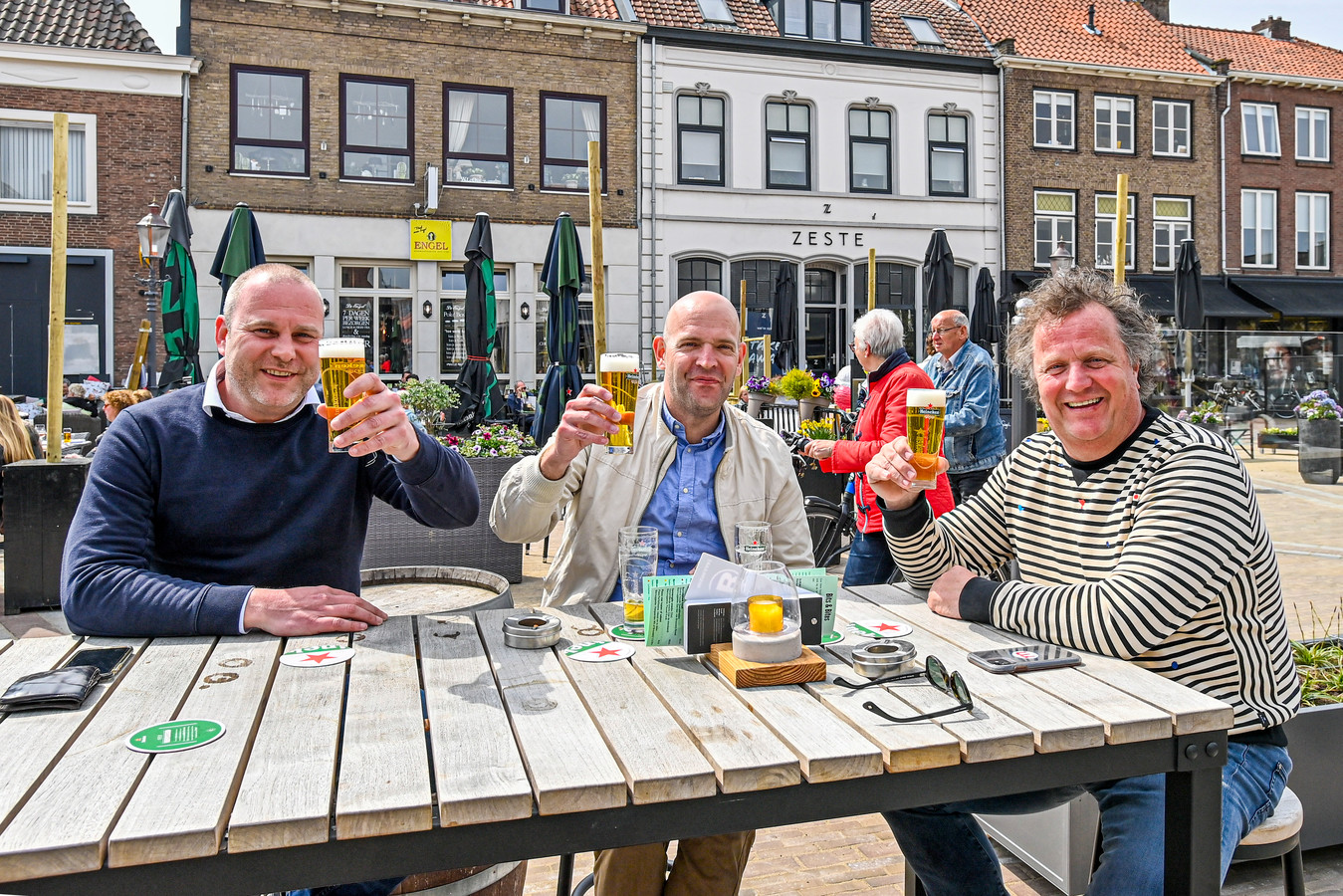 Zelfs het weer deed gezellig mee op de eerste terrasdag: ‘Mensen zijn ...