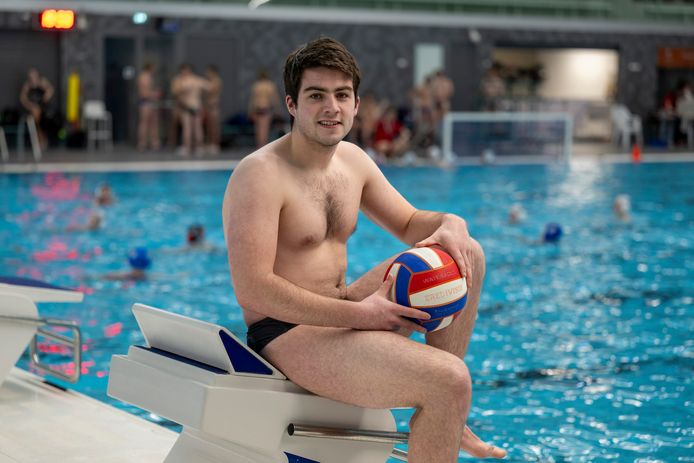 Waterpolokeeper ZPC Amersfoort op weg naar een basisplaats. Zijn geheim? Krachtige fietsbenen ...