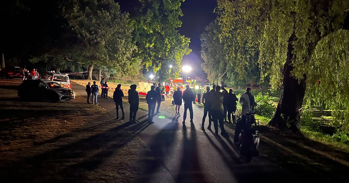 Man (24) verdronken in Singel voor station Deventer | Deventer ...