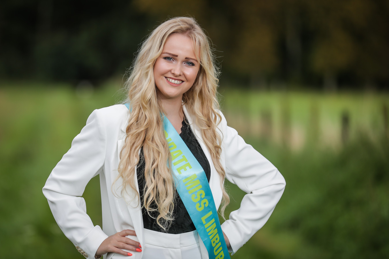 Magali werd als 3-jarig kind gebeten door een hond, nu dingt ze mee ...