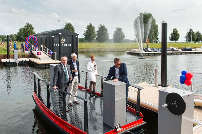 Nooit meer omlopen in de jachthaven van Drimmelen, op het trekpontje ...