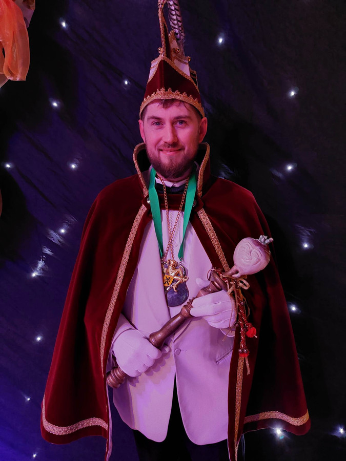 Carnavalisten hijsen Prins Thierry I in het zadel | Foto | hln.be