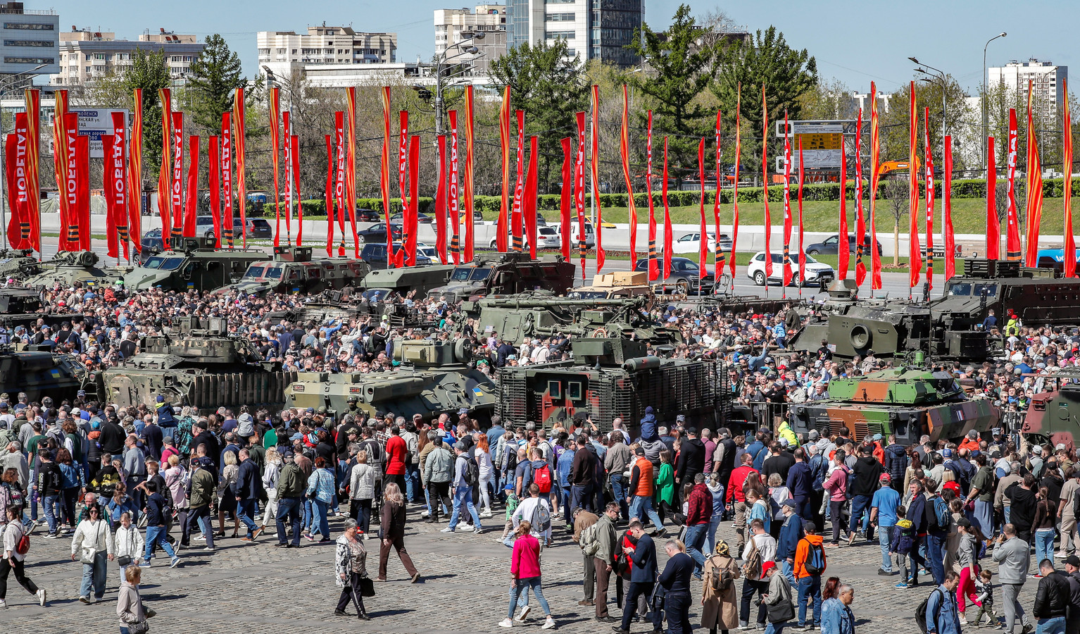 IN BEELD. Propagandashow in Moskou met westerse tanks buitgemaakt in ...