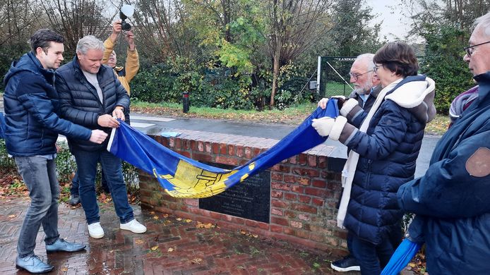 Plaquette in herbouwde stadswal maakt de cirkel na 5 jaar rond ...