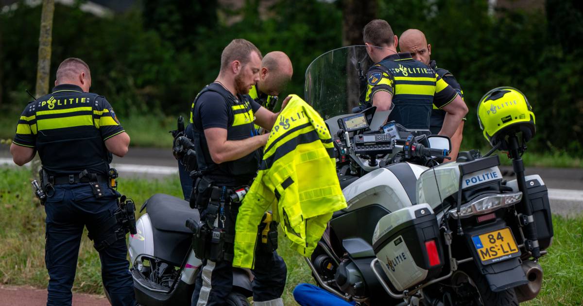 Scooterrijder ziet motoragent en gaat er ineens vandoor, politie zet ...