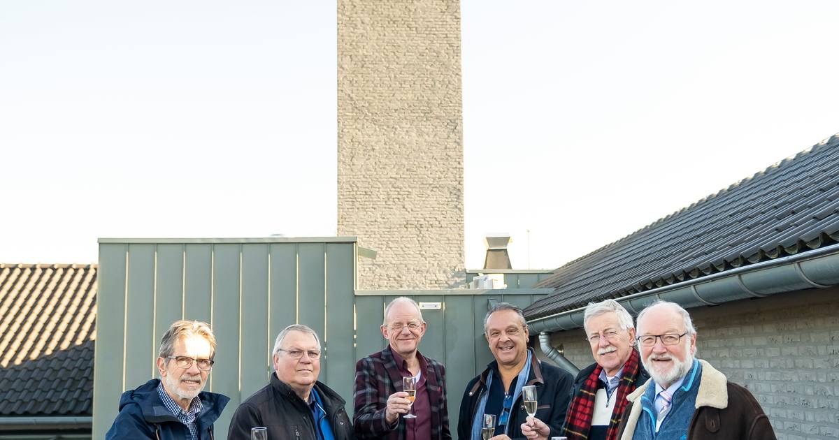 Het duurde tien jaar, maar het Budels carillon laat weer van zich horen ... Het duurde tien jaar, maar het Budels carillon laat weer van zich horen ...