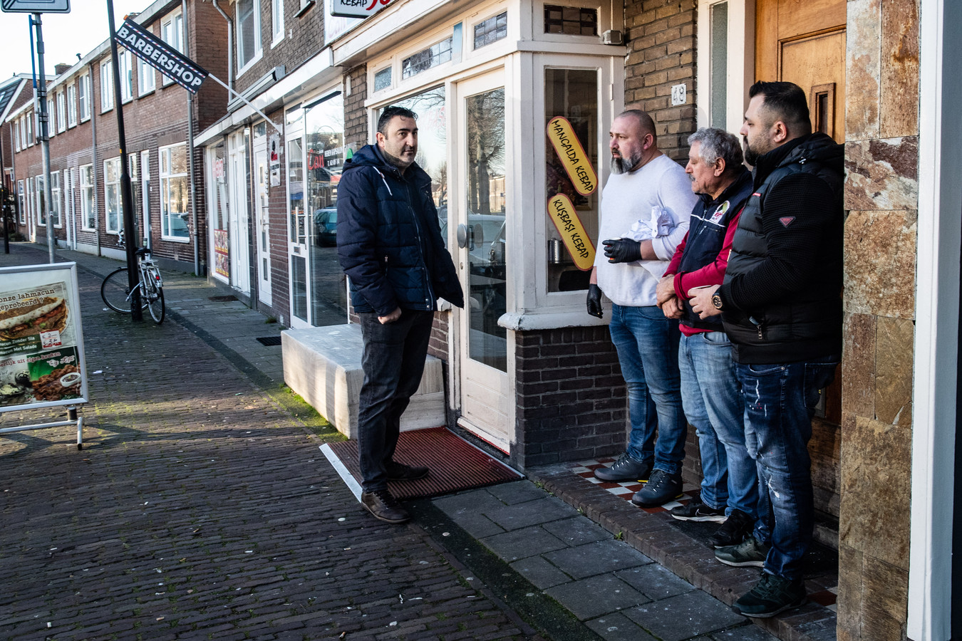 In de meest Turkse straat van Deventer gaat het alleen over de ramp ...