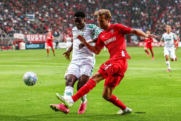 Sem Steijn schiet FC Twente naar gunstige uitgangspositie voor laatste voorronde Conference ...