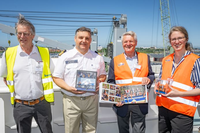 Kapitein James Cook meert na reis van 3 maanden in Zeebrugge aan (en ...
