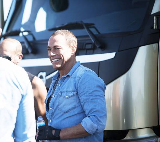 Les secrets du grand écart de JCVD entre deux camions | People | 7sur7.be