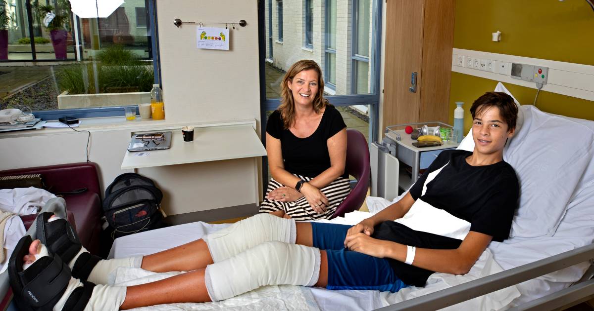 Na ingreep hoeft boomlange Yannick (13) straks niet te bukken voor elke ...