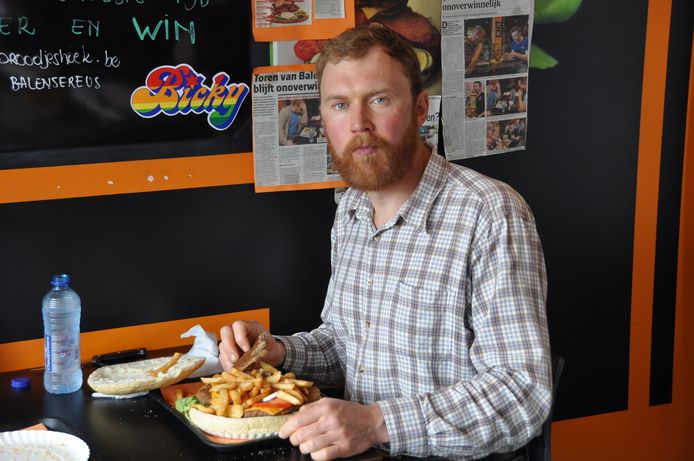 Pieter eet als eerste Belg twee Balense Reuzen | Balen | hln.be