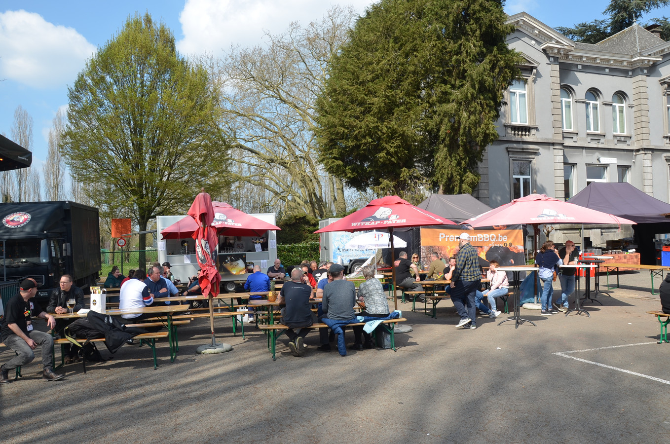 Nationale en internationale teams strijden tegen elkaar tijdens ...