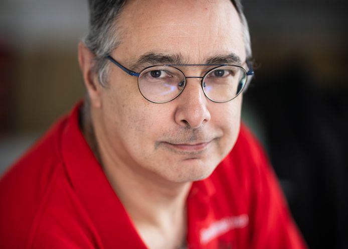 Nadat Billy de bulldog de vuilnisbak heeft geplunderd gaat het helemaal ...