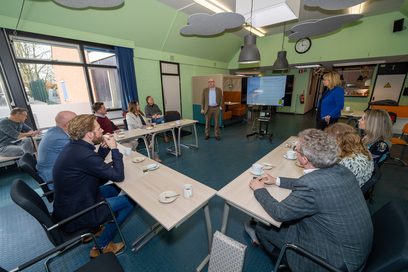 Ook onderwijsminister Dennis Wiersma weet nu waar basisschool De Bleek in Beckum ligt | Foto ...