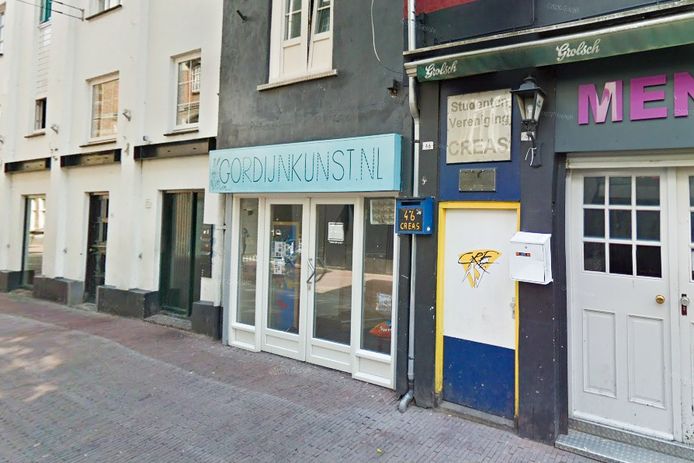 Tien euro voor een meter bier bij Creas, de studentenvereniging die we ...