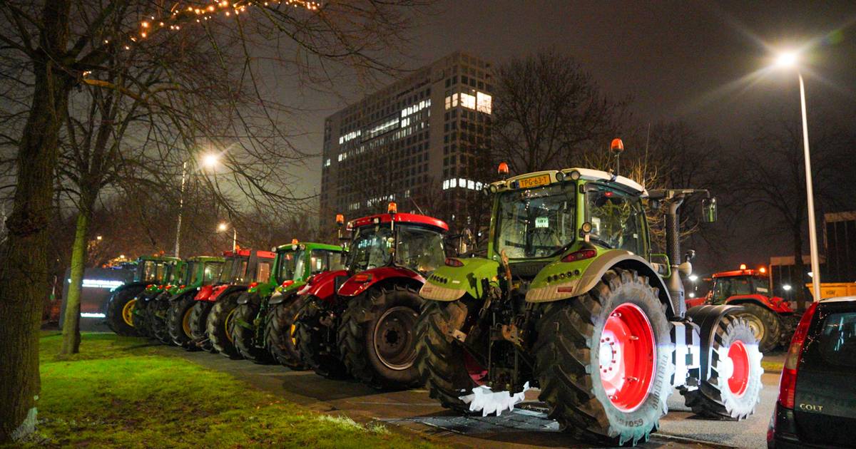 Tientallen boeren met trekkers demonstreren voor de deur van ...