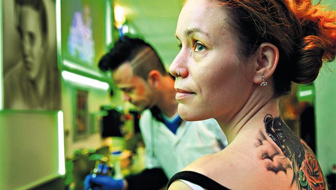 Vrouw laat panter zetten over Zwarte Piet-tatoeage | Rotterdam | AD.nl