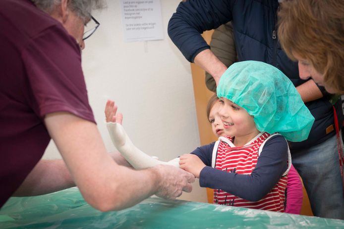 Vijftienhonderd armen in het gips tijdens open dag van Alrijne ...