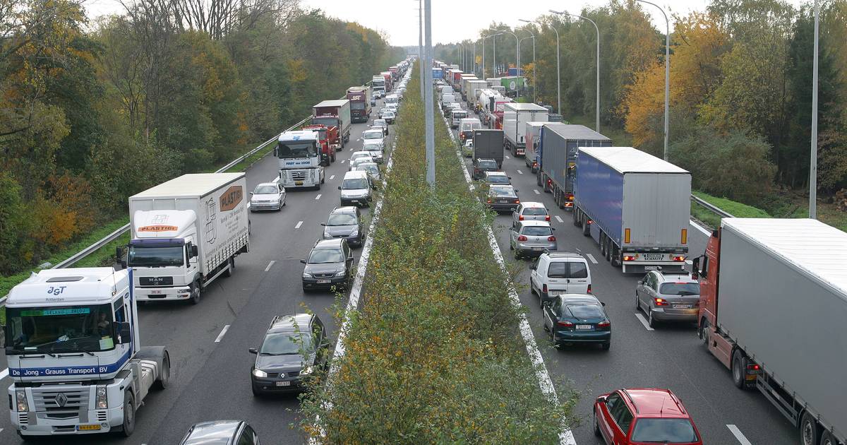 Bijna drie kwartier aanschuiven na ongeval op E313 richting Hasselt in ...