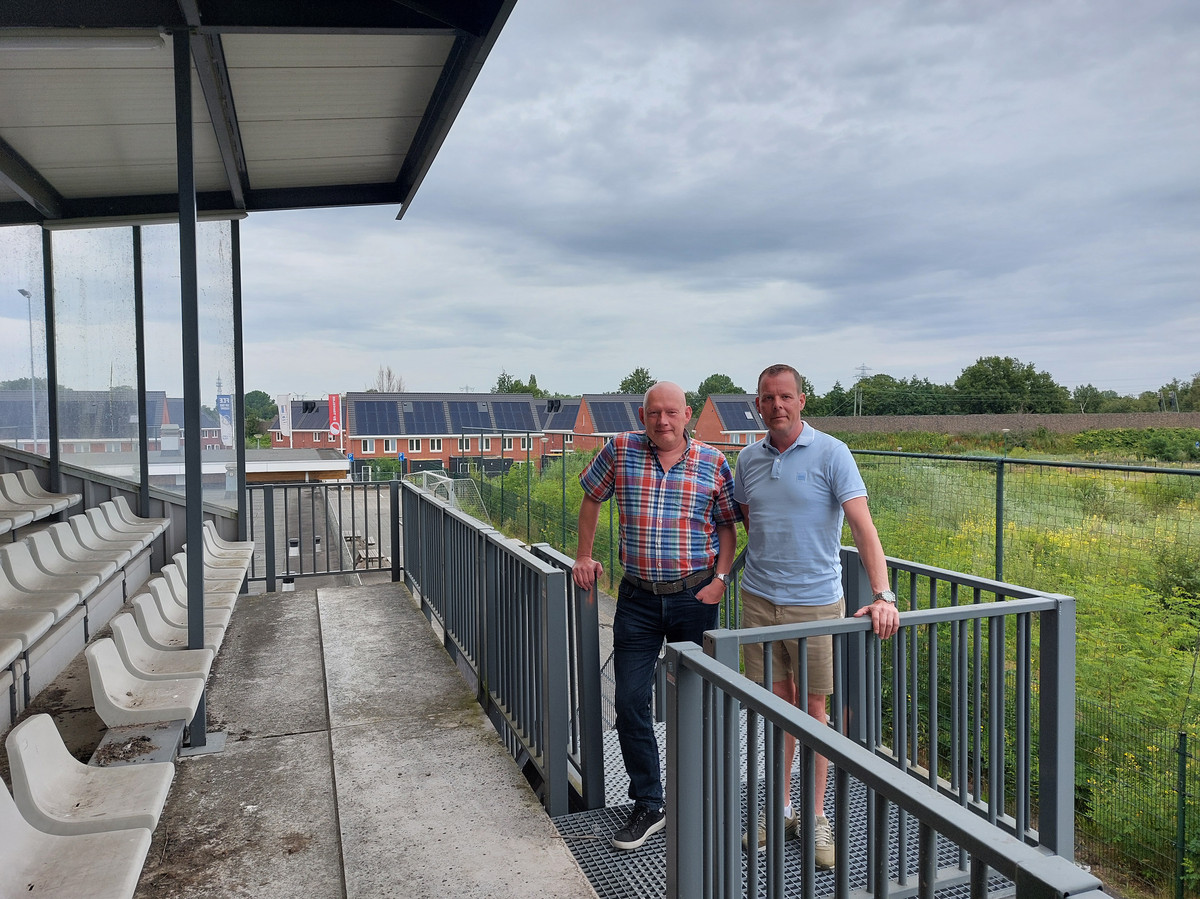 Voetbaltribune zonder veld na vijftien jaar bijna verleden tijd in ...
