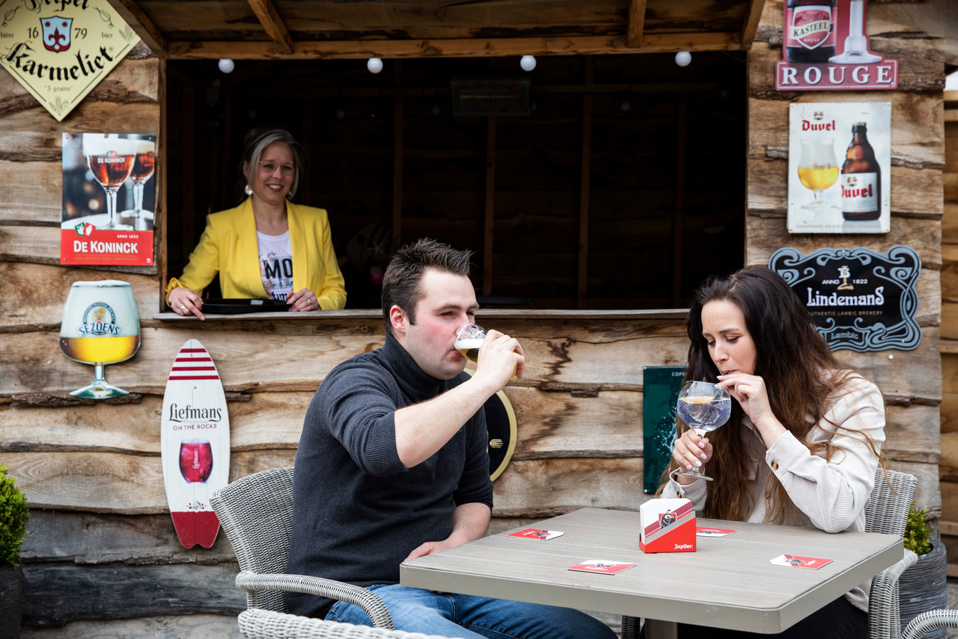 Boer Frits drinkt zijn eerste pintje op het zomerterras van Café De ...