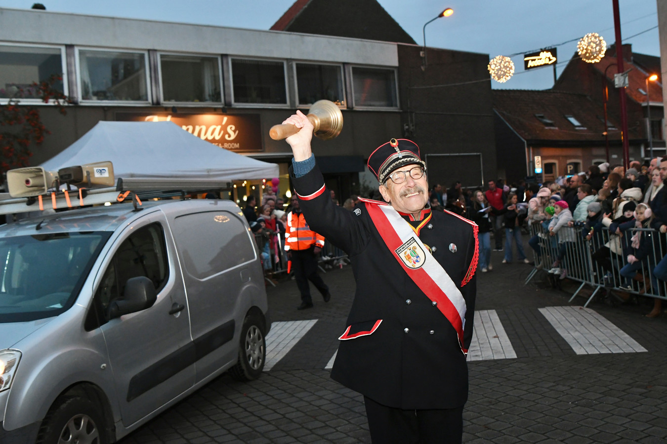 IN BEELD. 41e Sint-Maartensstoet lokt massa mensen: “Heel blij dat we ...