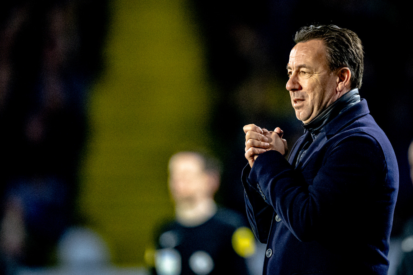 Verstandshuwelijk komt ten einde, NAC-trainer Van Gastel vliegt zijn geliefde avontuur tegemoet ...