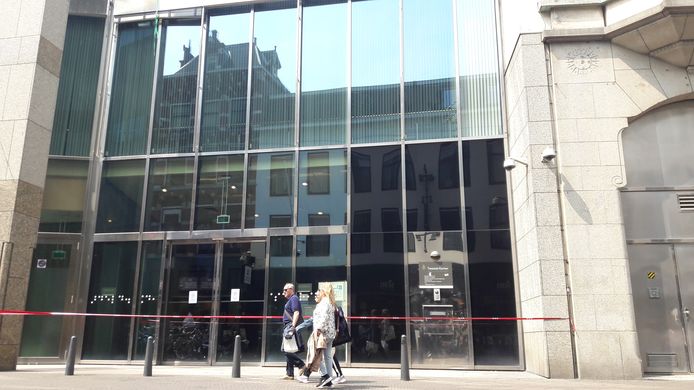 Stuk van zonwering stort naar beneden: ingang Tweede Kamer dicht ... Stuk van zonwering stort naar beneden: ingang Tweede Kamer dicht ...