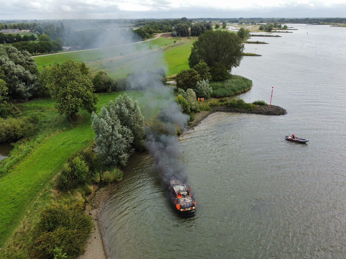 Grote brand in plezierjacht op de Lek geblust, schip wordt als verloren beschouwd | Foto | AD.nl