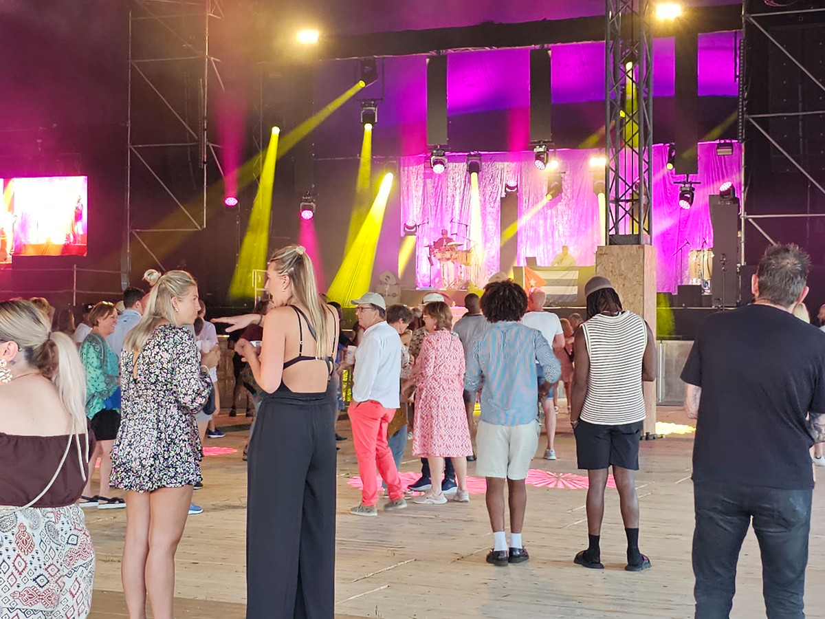 IN BEELD. 40ste Antilliaanse Feesten gestart onder stralende zomerzon ...