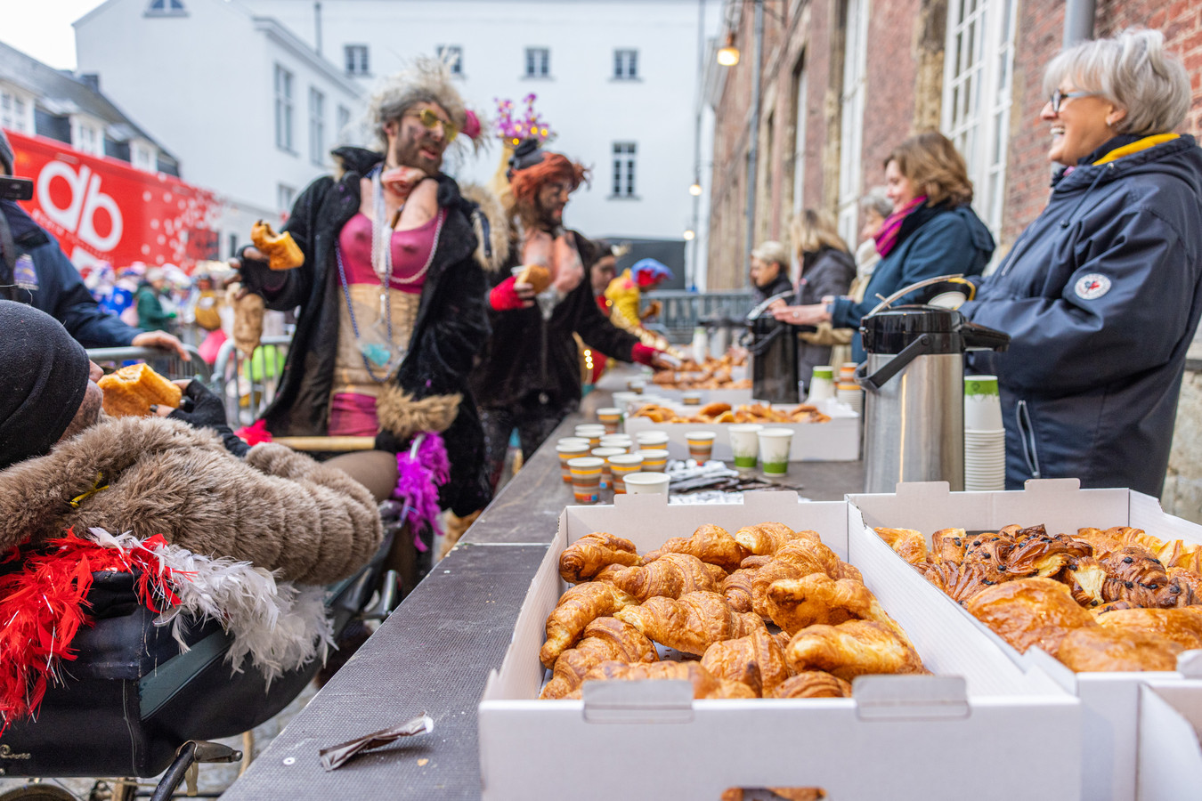 Aalst carnaval eindigt met 1.000 koffiekoeken in het stadhuis: “Het was ...