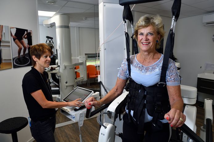 Liesbeth (67) kan niet meer lopen, tótdat ze in de Lokomat stapt: ‘Dit ...