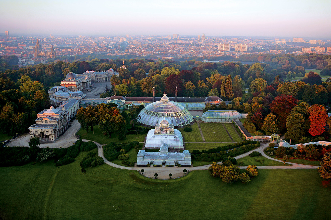 Zo ziet verborgen subtropisch zwembad van koning Filip in Laken eruit ...