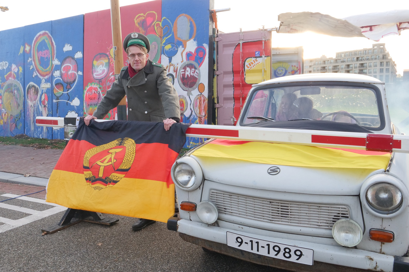 Val Berlijnse Muur symbolisch gevierd op het Utrechtse Berlijnplein ...