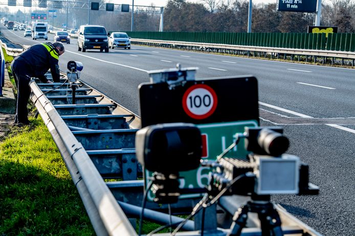Hier staan de vaste en mobiele flitsers langs de Nederlandse wegen ...