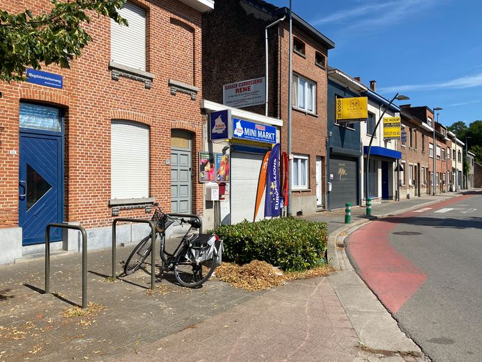 Uitbater van dagwinkel krijgt rake klappen tijdens overval: “Daders ...