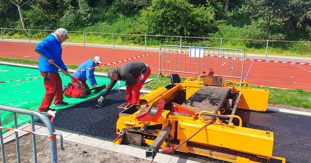 Zaalwachter houdt toezicht op atletiek- en looppiste Den Uyt tijdens ...