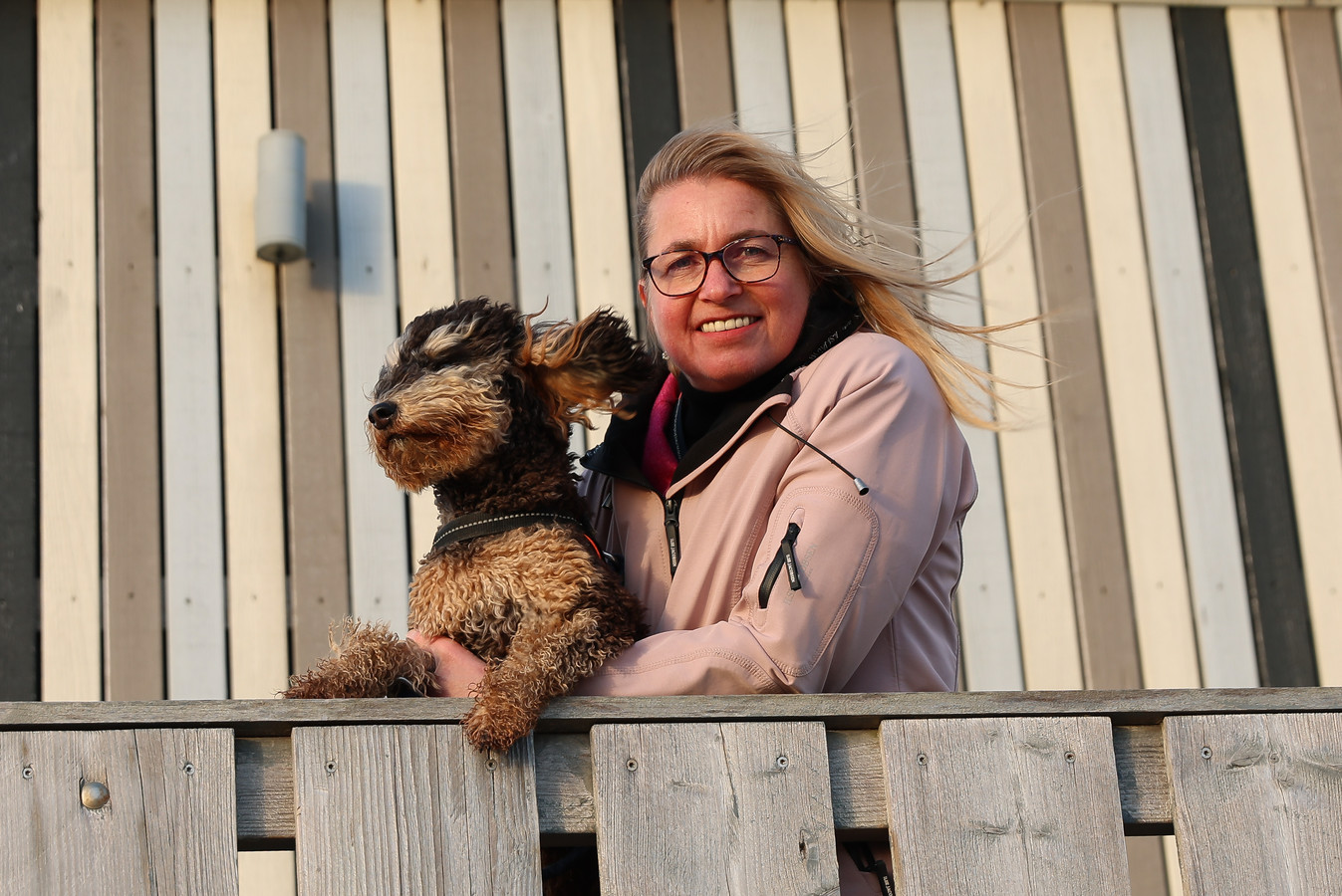 Longpatiënt Anne verhuisde vanwege houtstook: ‘Nu ik aan zee woon, doe ...
