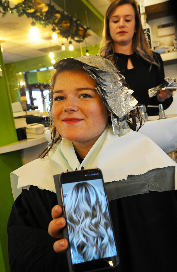 Topdrukte bij de kapper: 'Vroeger kreeg je alleen de moeders, nu ook ...